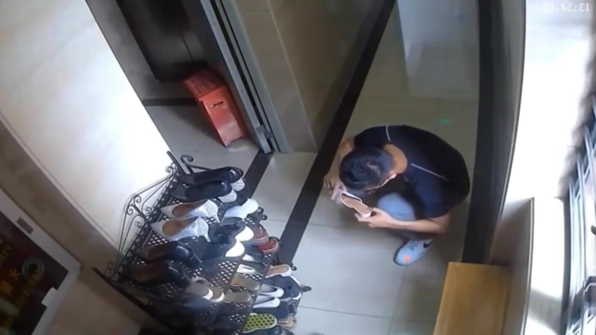 几双高跟鞋全被舔，现在变态胆子也太大了！-24VS直播