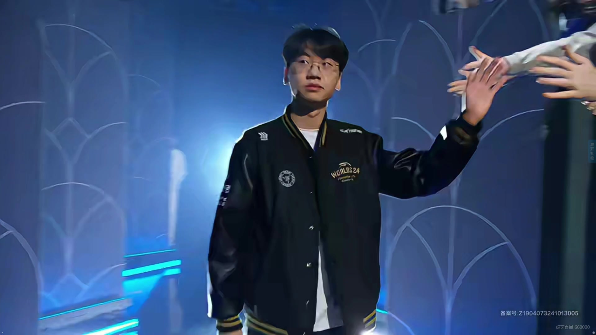 HLE选手出场：小花生有点小帅，Zeka和Viper的冠军脸又来了-24VS直播