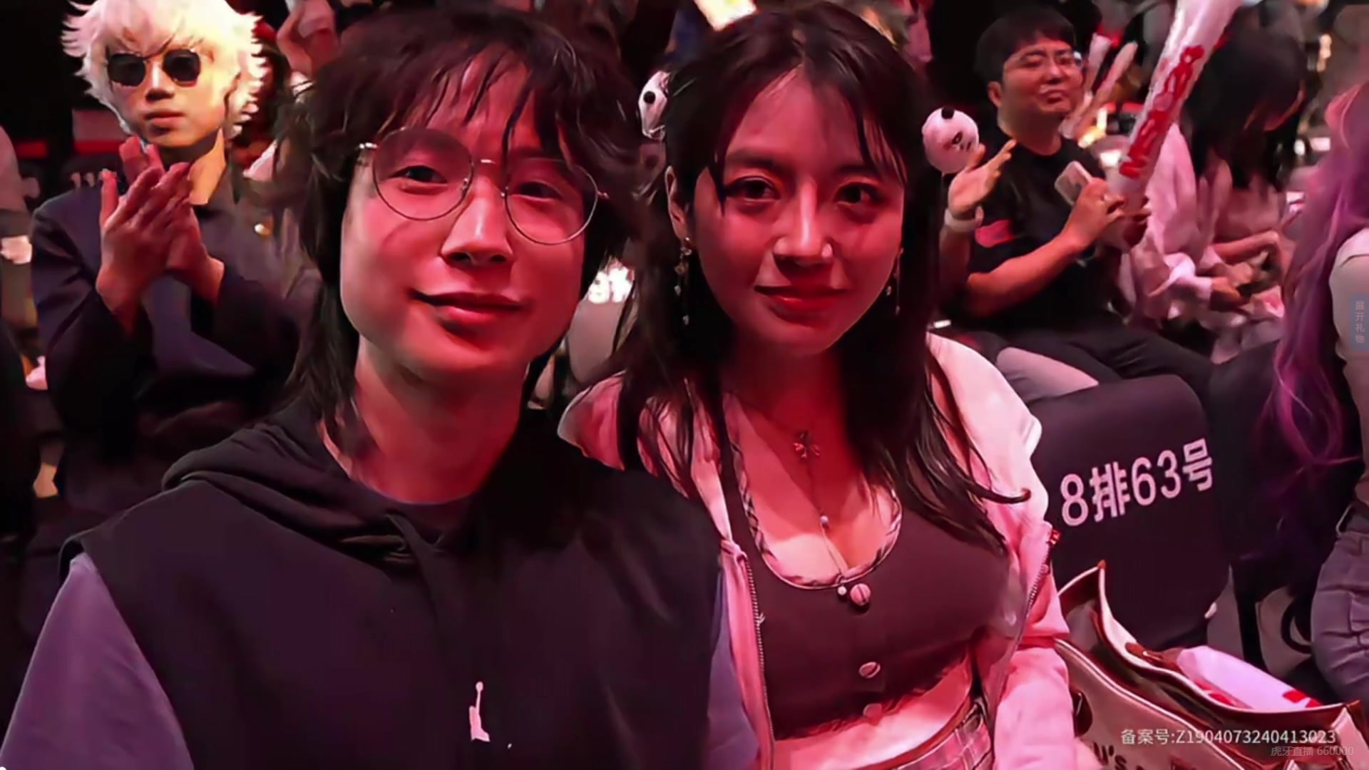 MSI现场惊现美女粉丝：身材简直不要太好！男友在旁微笑面对~-24VS直播