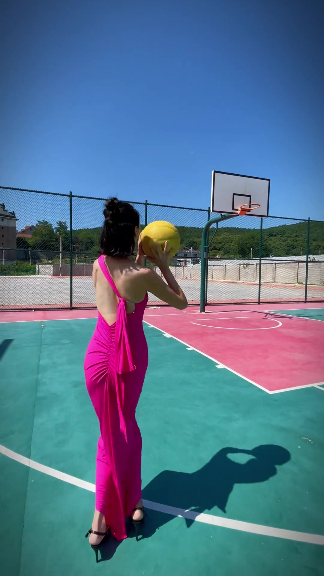 1米8模特在篮球场上的背影杀如何？-24VS直播