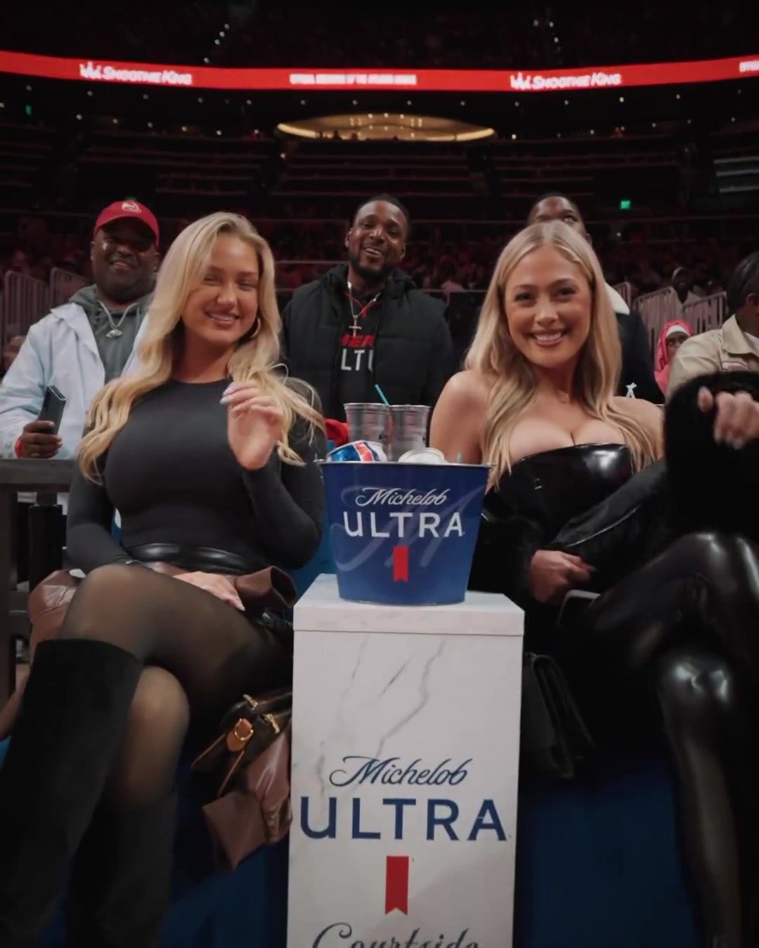 吸睛！知名举牌女郎西德尼观战NBA 因此前泰森拳赛走红-24VS直播