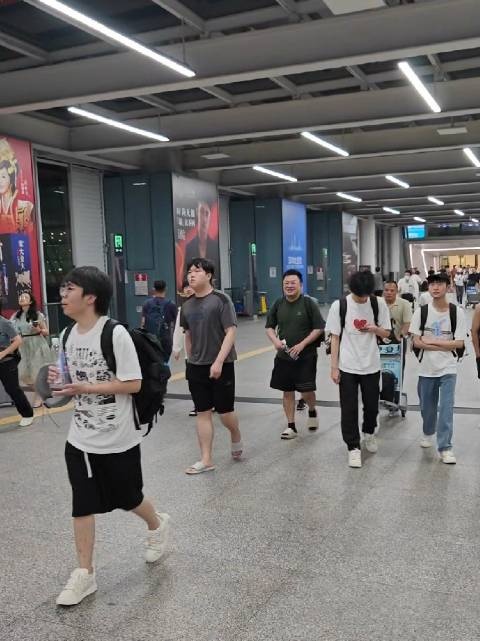 BLG官方分享动态：小伙伴们深圳见喵～-24VS直播