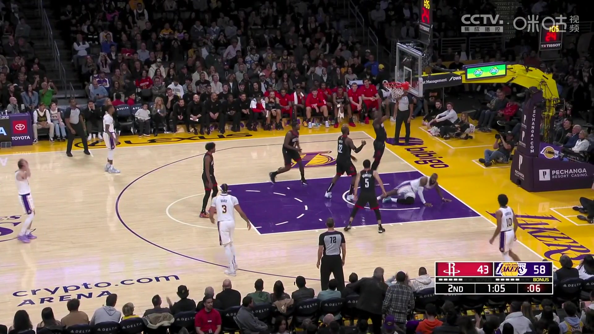 给替补席都看傻了！詹姆斯360度小陀螺上篮 解说：别忘了你40岁啊-24VS直播